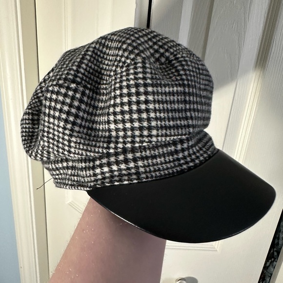 Marcus Adler | Accessories | Marcus Adler Stylish Black And White Houndstooth Cap | Poshmark